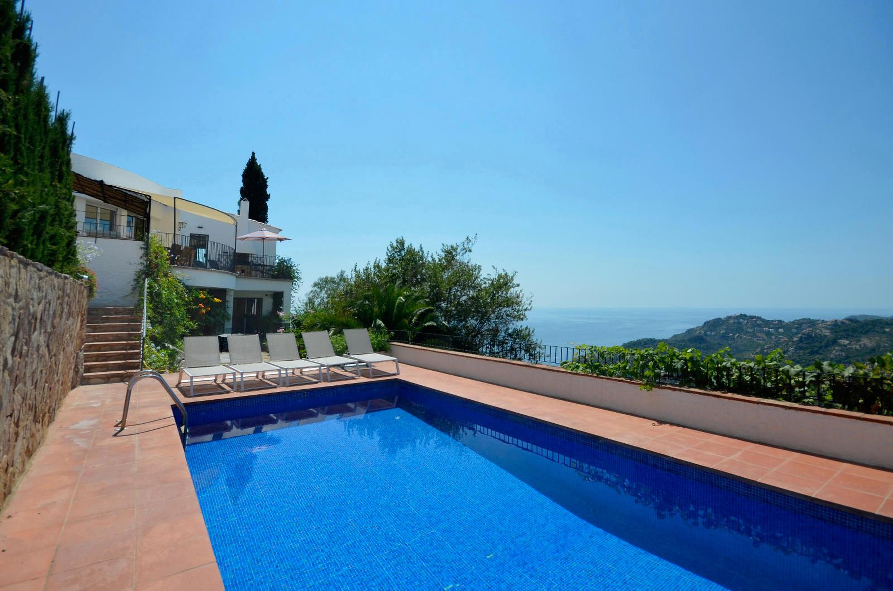 Villa Pareada Renovada con Vistas al Mar en Aiguablava, Begur, Costa Brava